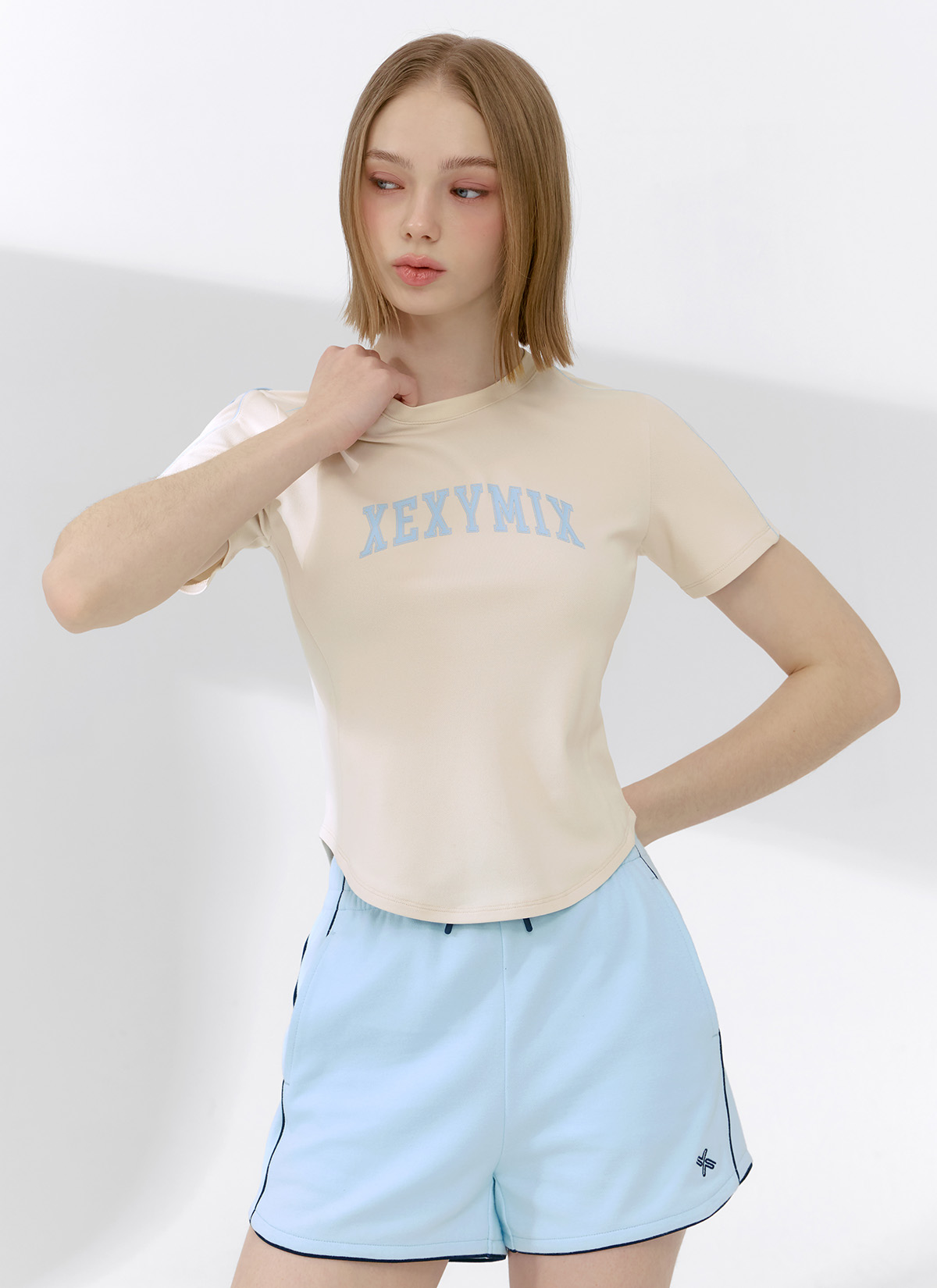 젝시믹스 - 파이핑 배색 크롭 숏슬리브 위트베이지